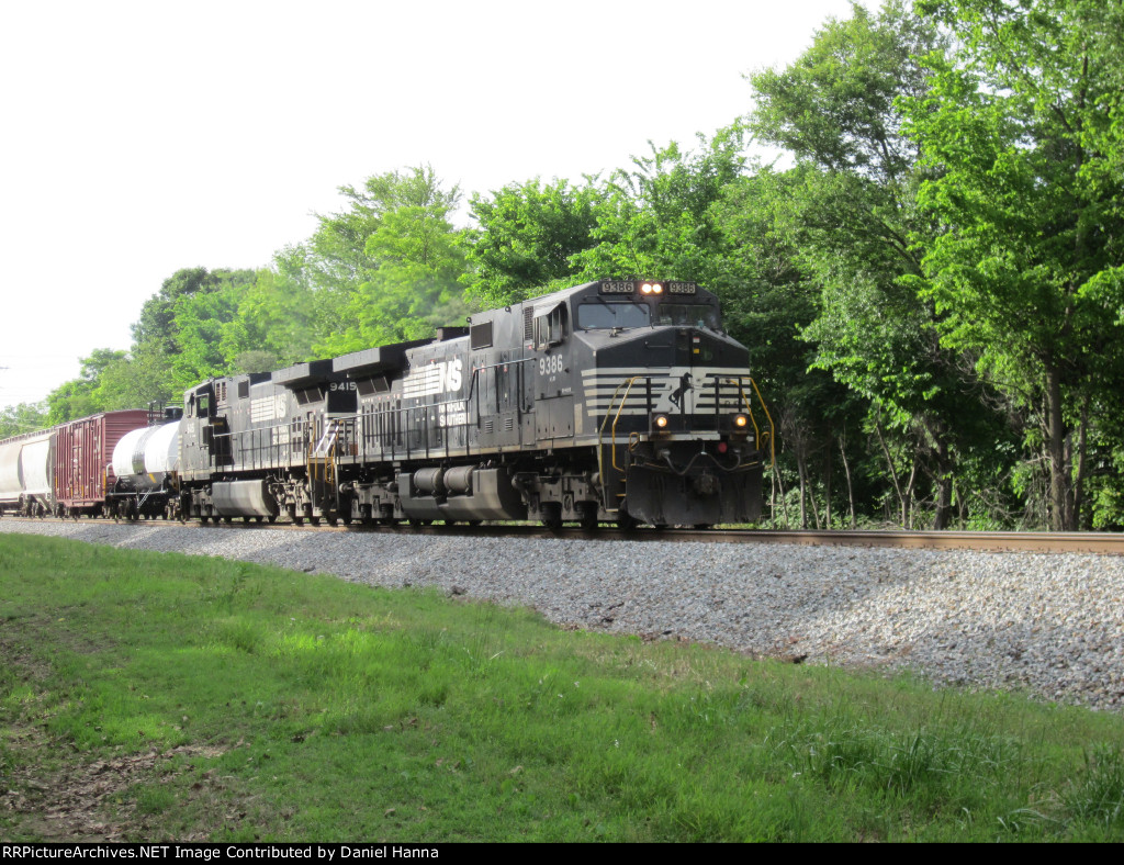 NS Dash-9's on NS 396